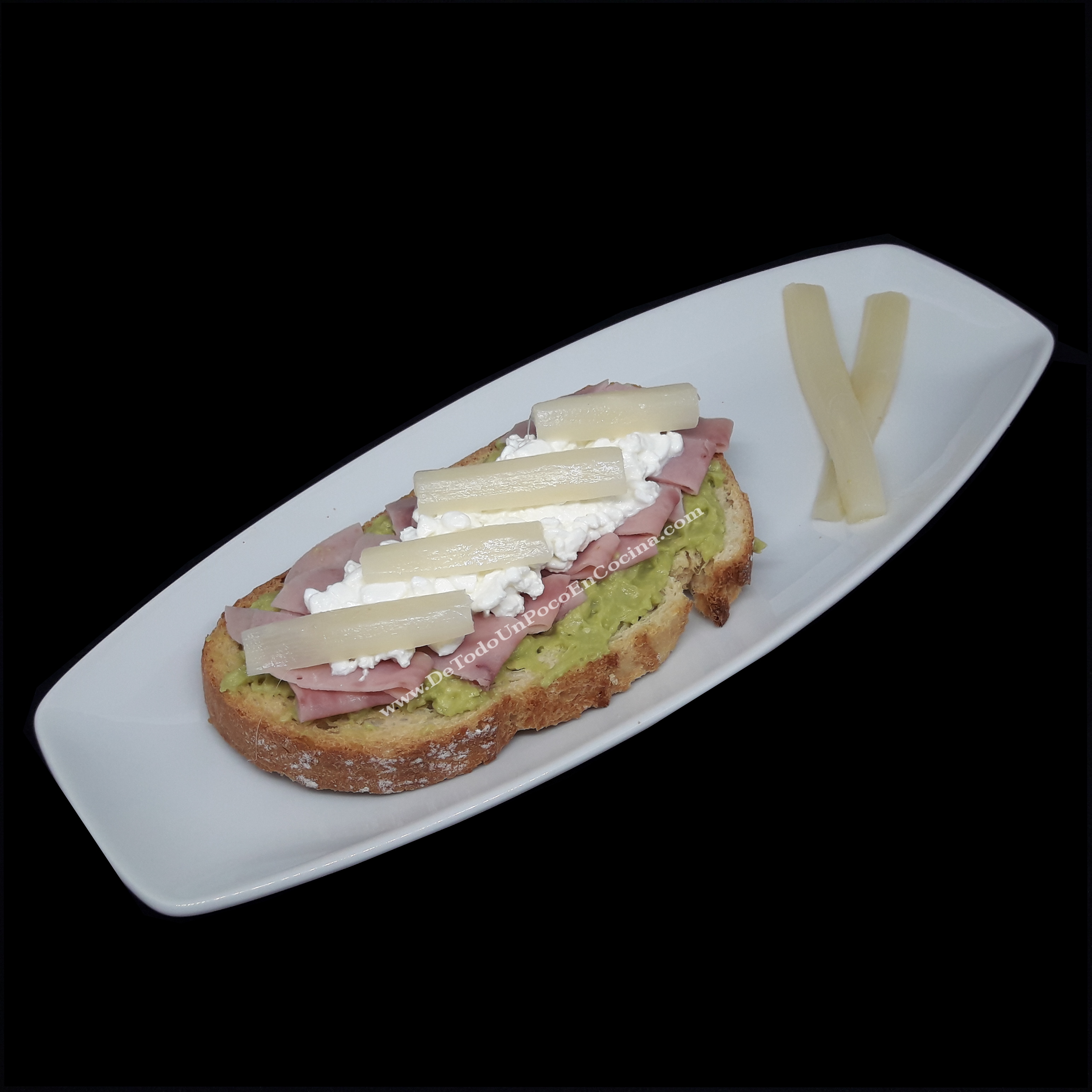 TOSTA CON AGUACATE, JAMÓN YORK, QUESO COTTAGE Y ESPÁRRAGOS ...