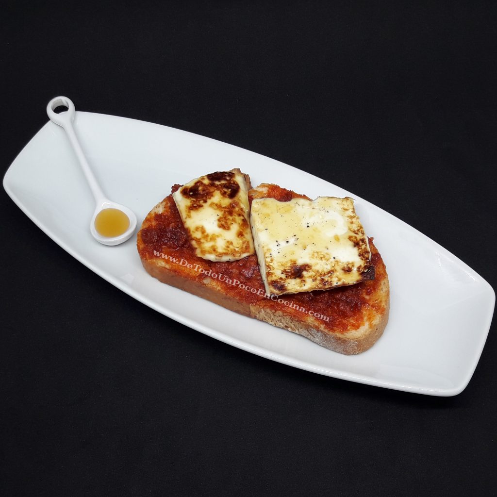 TOSTA CON SOBRASADA, QUESO FRESCO A LA PLANCHA Y MIEL ...